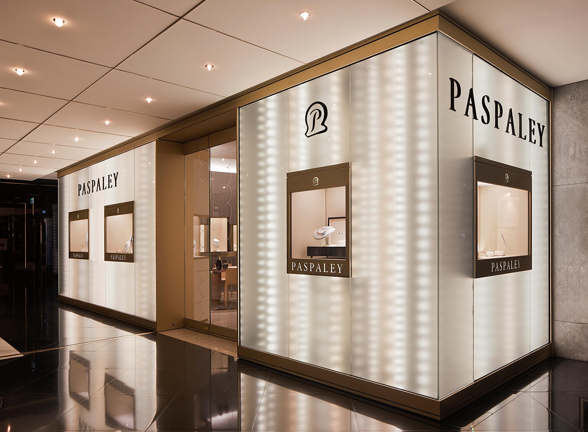 PASPALEY PEARLS CROWN, MELBOURNE - Carbondale